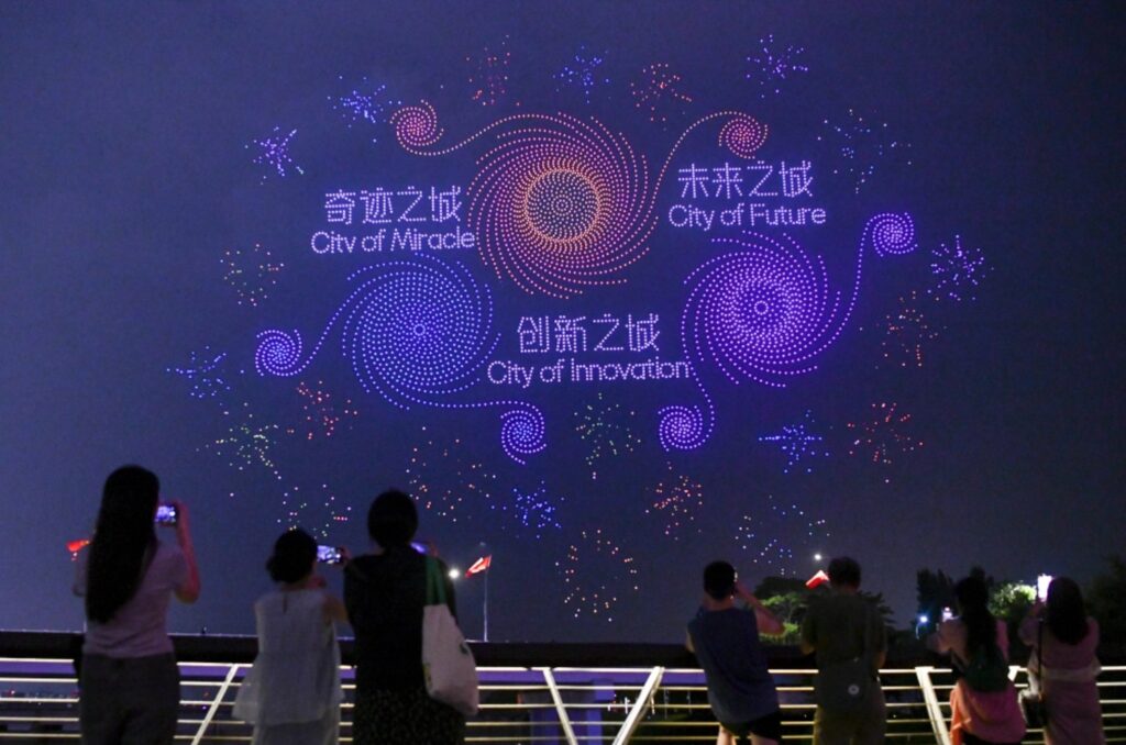 DAMODAは、10,000機のドローンショーでギネス世界記録更新！1台のPCでドローンを制御 | ドローンショーワールド〜ドローンショーの ...