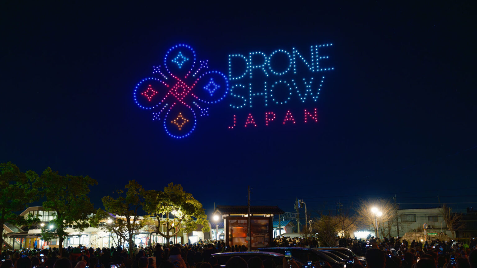夜空に描く100年の感謝 ― 京都競馬場「センテニアルナイト ドローンショー」開催